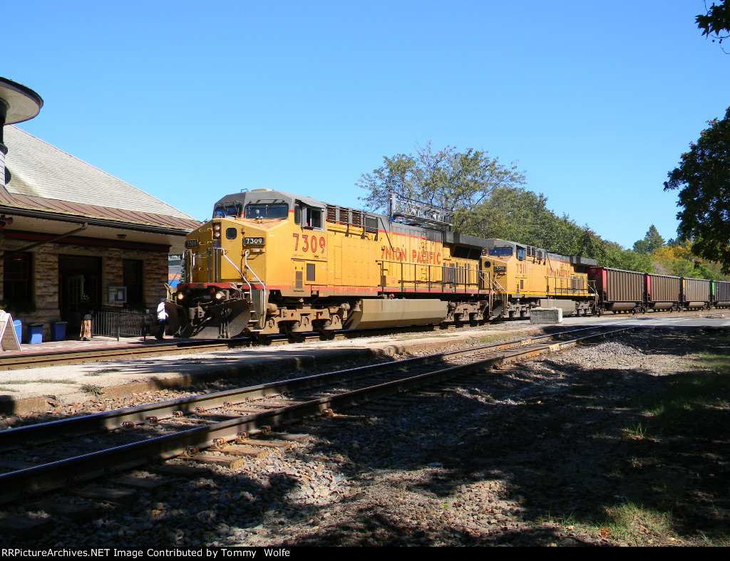 UP 7309 Leads UP Train 3CIMNA9-30